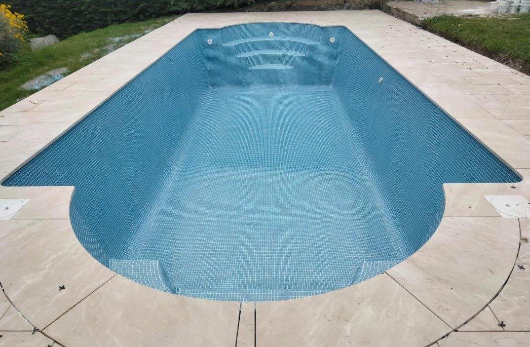 Rénovation de piscine avec revêtement en mosaïque à Nancy